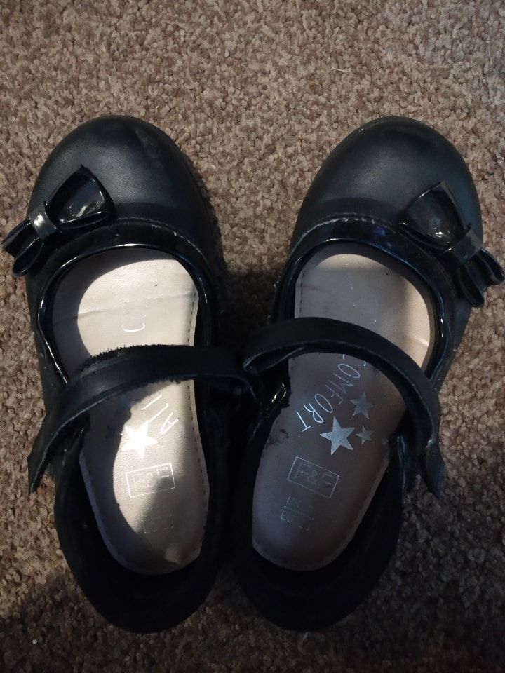 Girls school shoes size 8 - OLIO